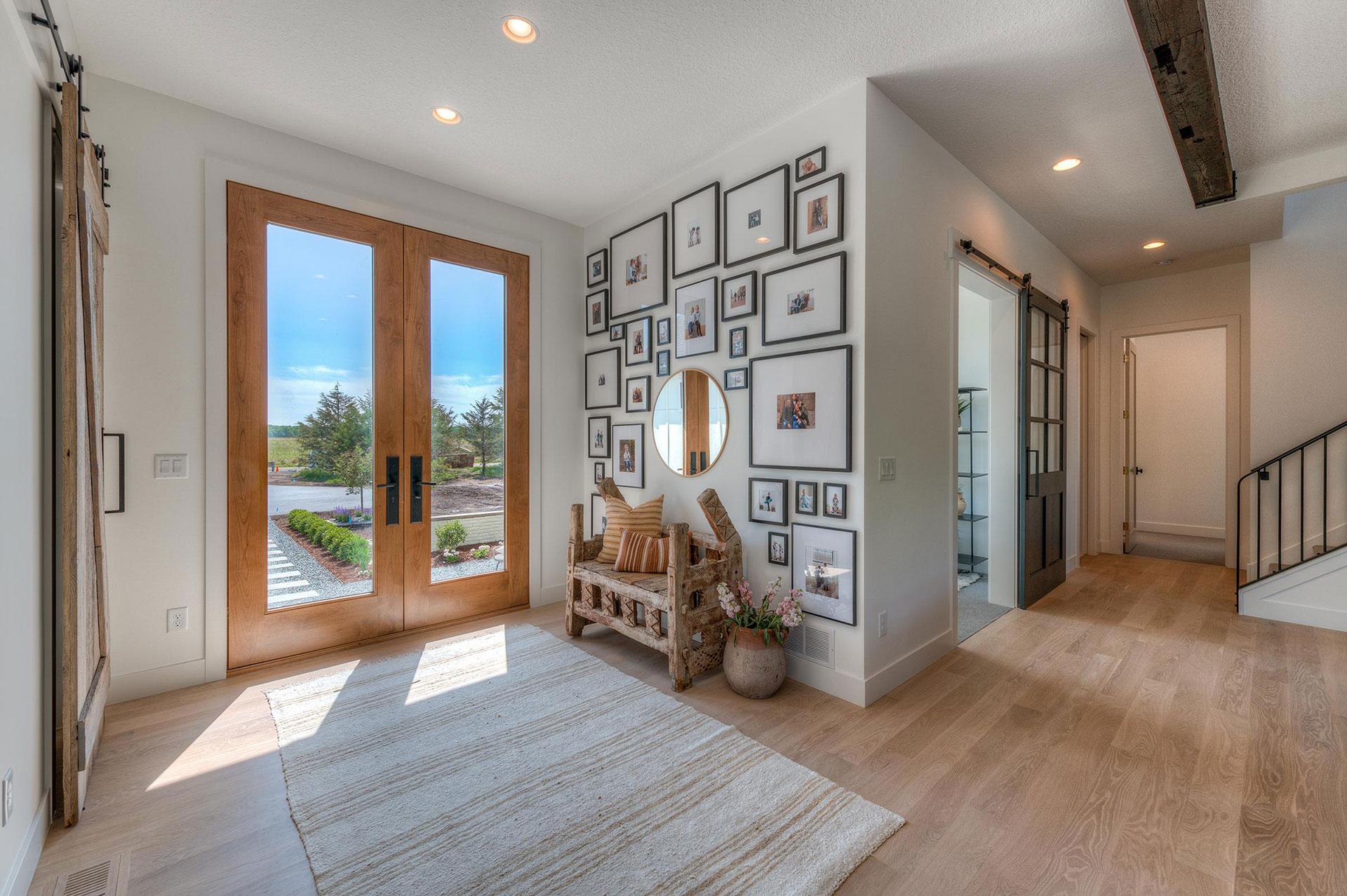 60 Inviting Foyer Entrance Ideas That Will Make Guests Feel Welcome ...